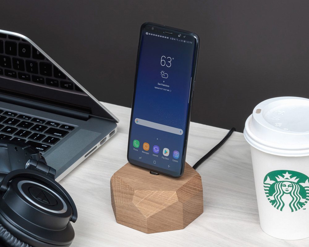 Android Docking Station - USB-C - Walnut - Wooden Amsterdam